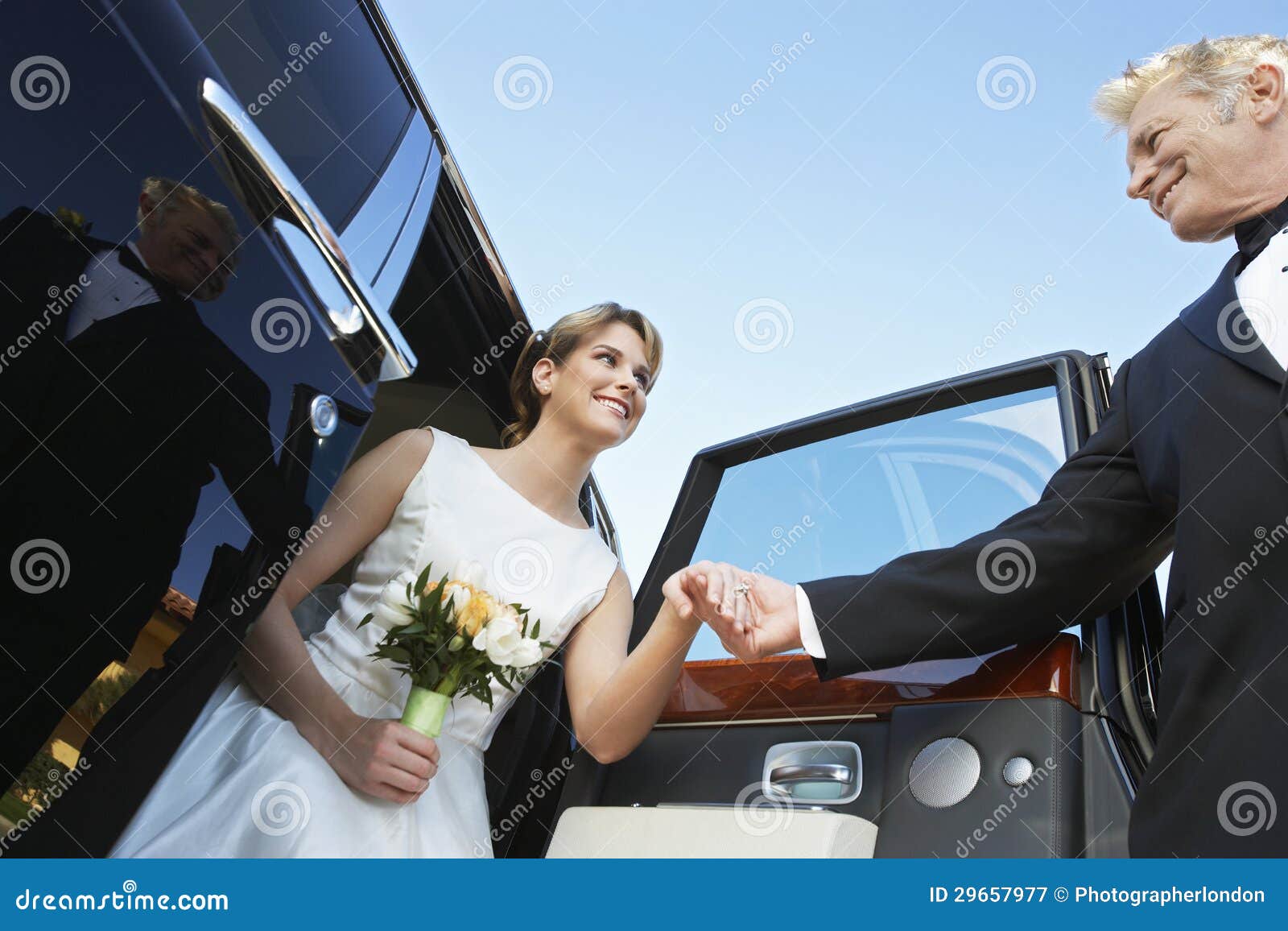 Bella Sposa Che Scende Dall'automobile Immagine Stock - Immagine di ...