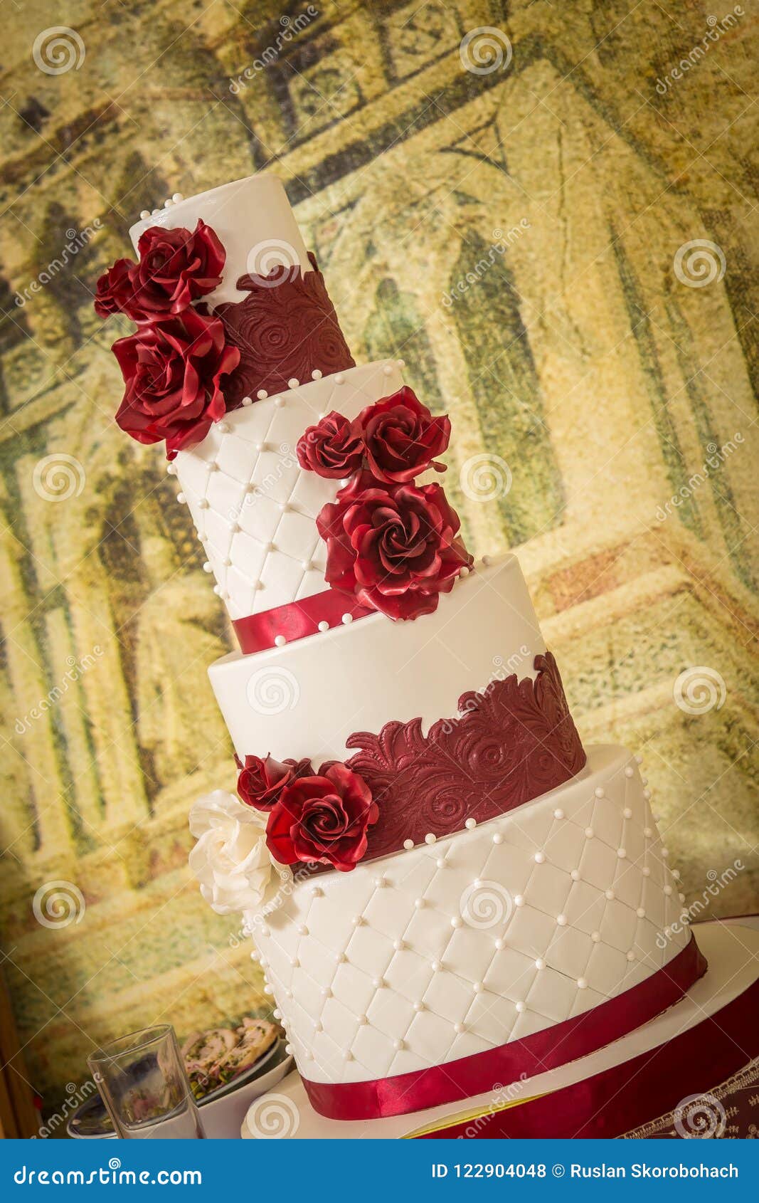 Bella Torta Nunziale Rossa E Bianca Fotografia Stock - Immagine di ...