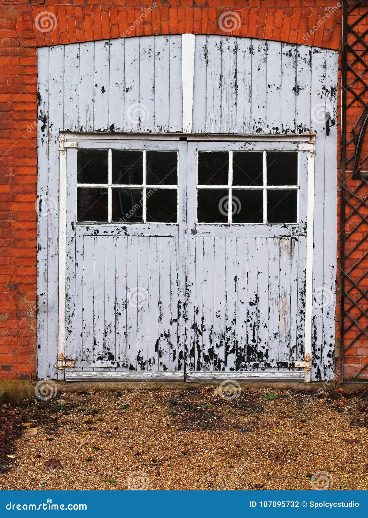 Bella Vecchia Porta Di Legno Rustica Del Garage Fotografia Stock ...