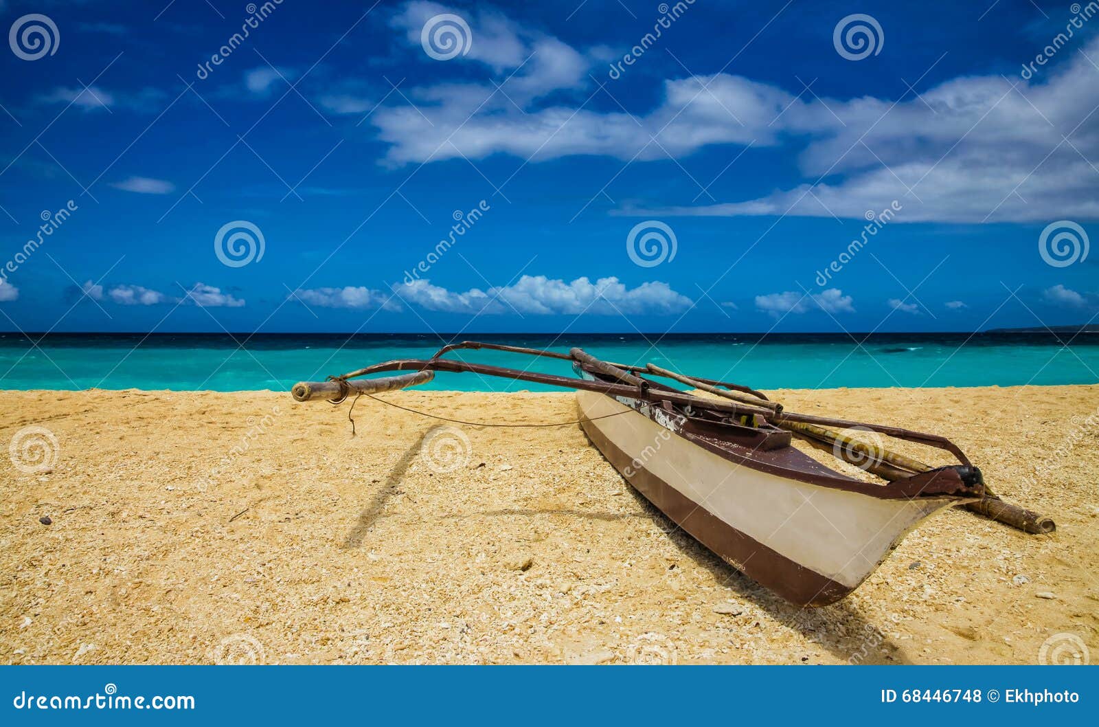 Bella Vista Con La Barca Sulla Spiaggia Fotografia Stock - Immagine di ...