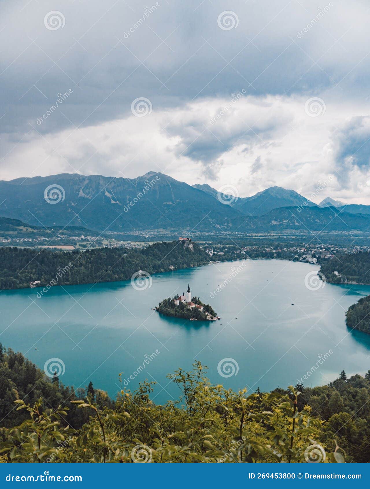 Bella Vista Di Un Vecchio Edificio Su Un Piccolo Isolotto Al Centro Di ...