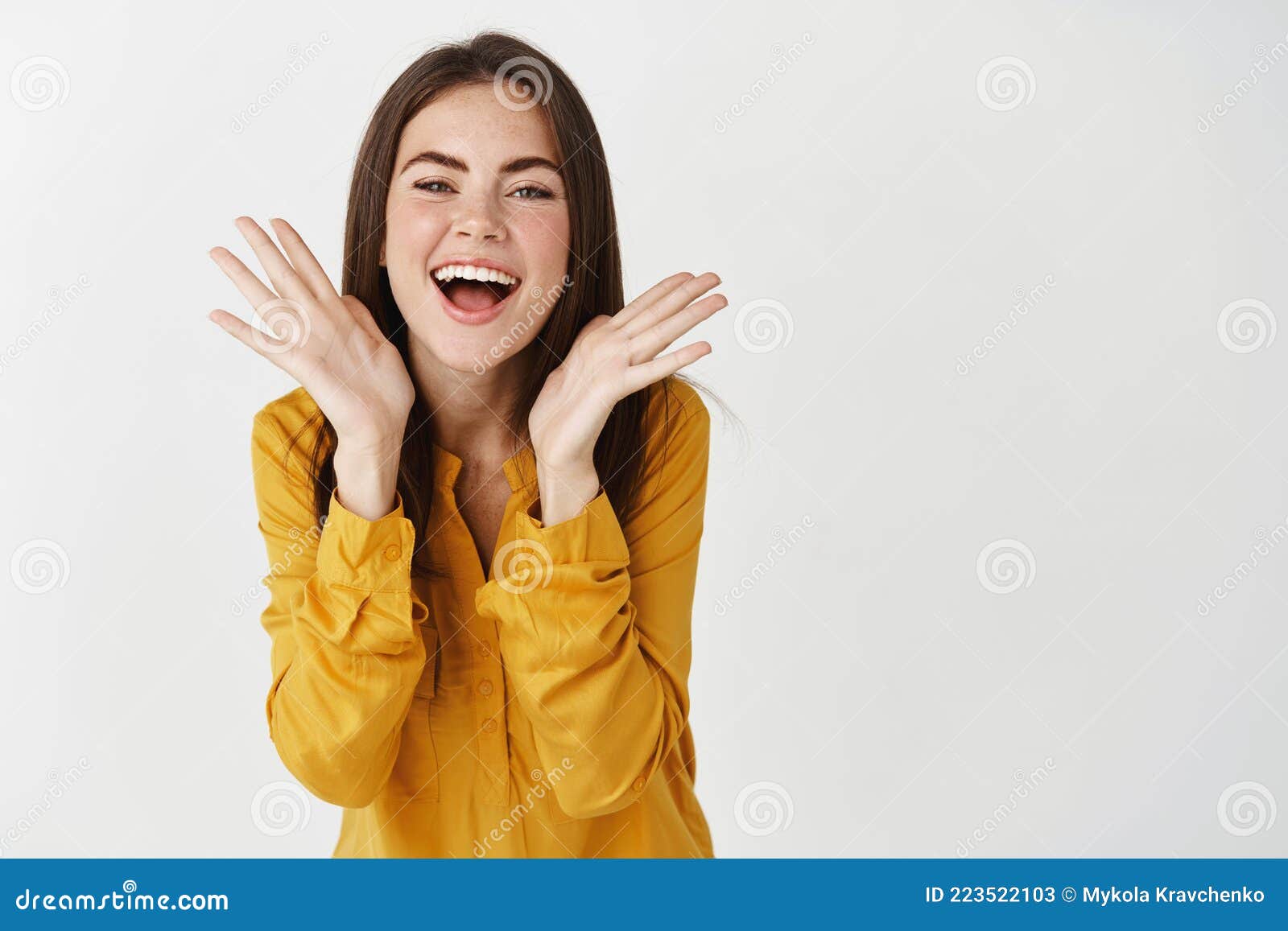 Bella Y Feliz Mujer Que Muestra Su Sonrisa Sobre Fondo Blanco Con