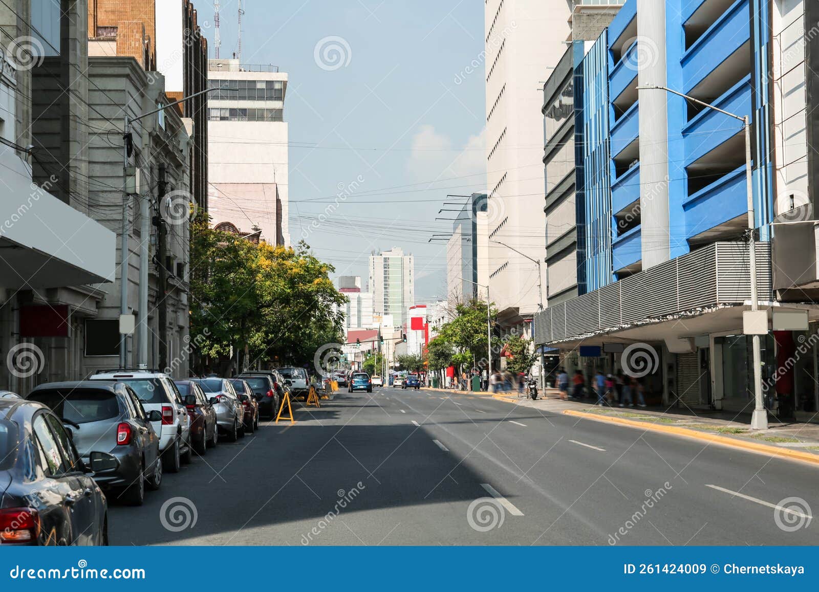 Bellas Vistas De La Calle De La Ciudad Con Edificios Modernos Imagen de ...