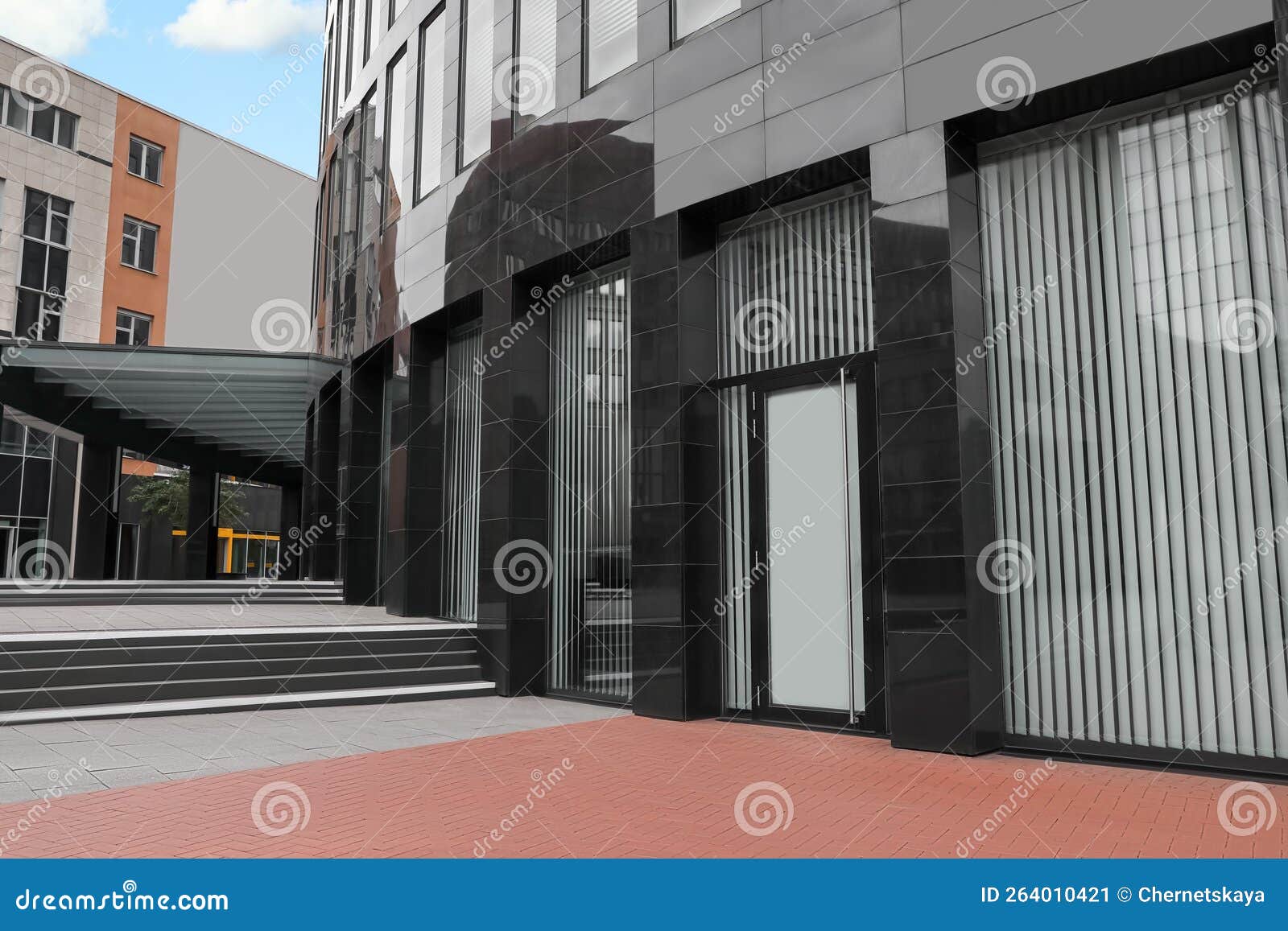 Bellas Vistas a Los Edificios Modernos Con Grandes Ventanas En La ...