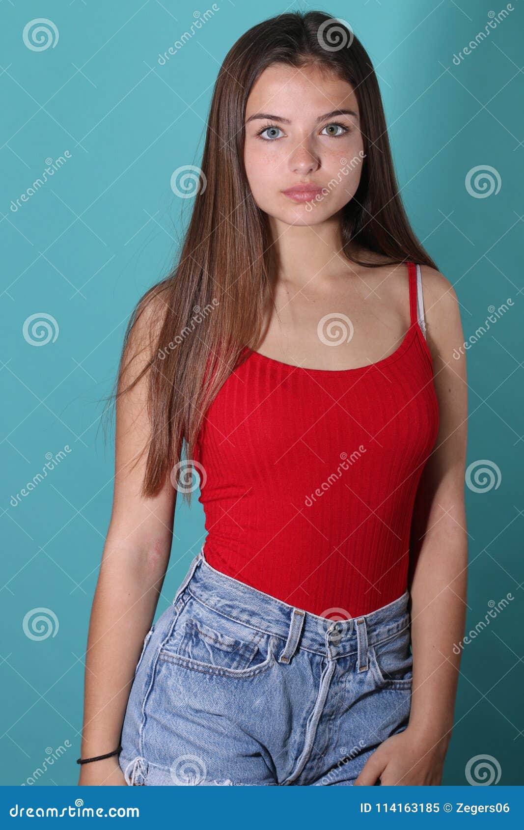 Belle Adolescente Avec La Longue Pose De Cheveux Image Stock Image Du