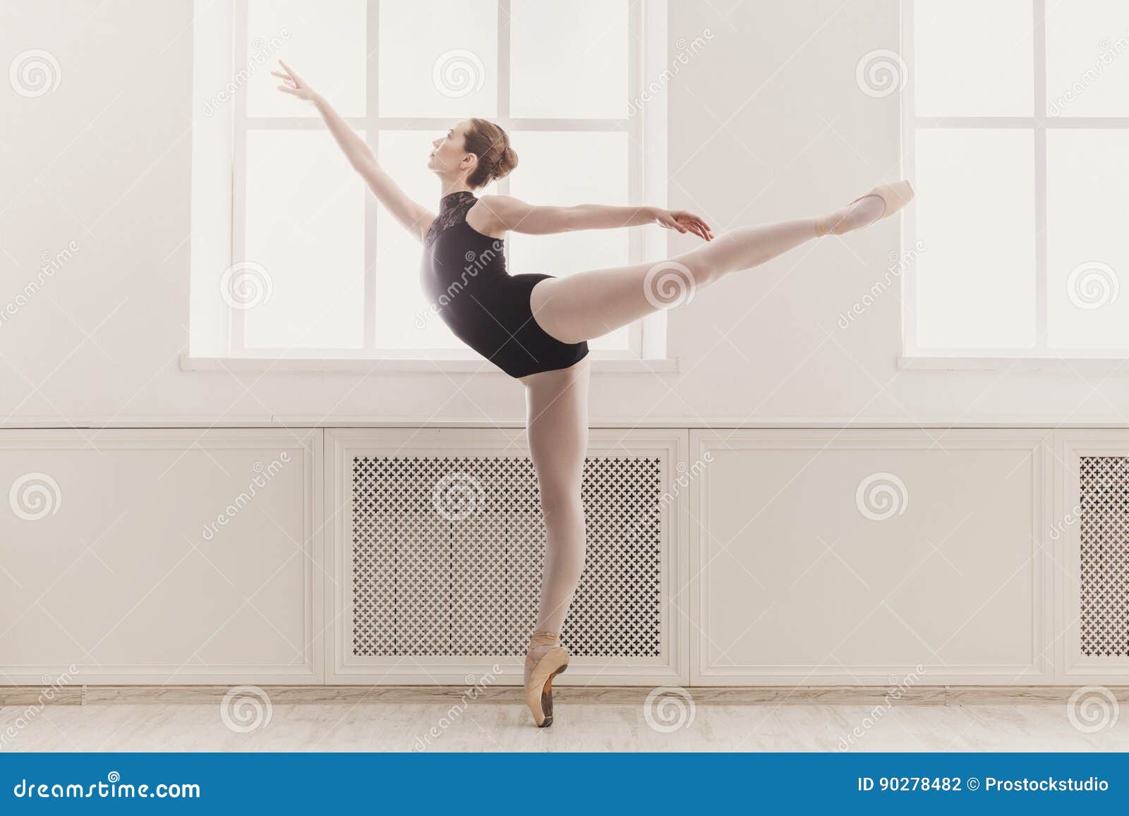 Belle Ballerine En Position De Ballet D'arabesque Photo stock - Image ...