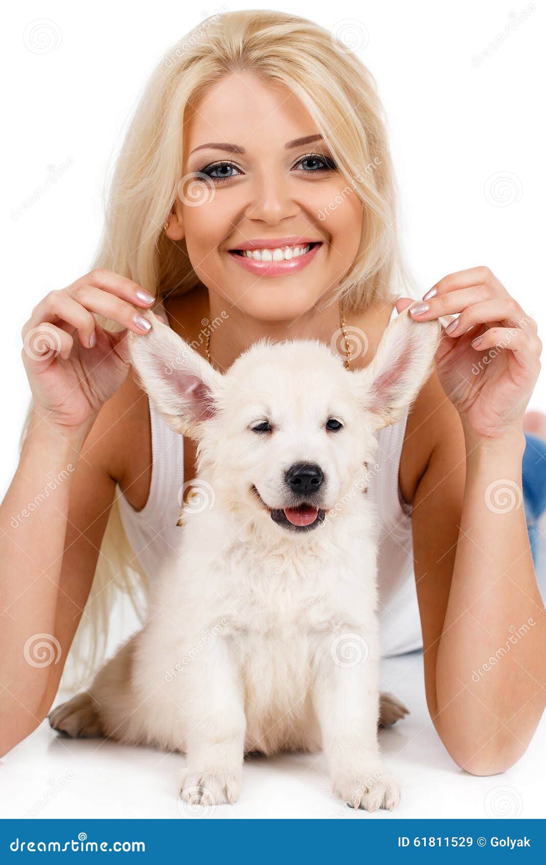 Belle Blonde Avec Un Petit Chiot Blanc De Labrador Image stock - Image ...