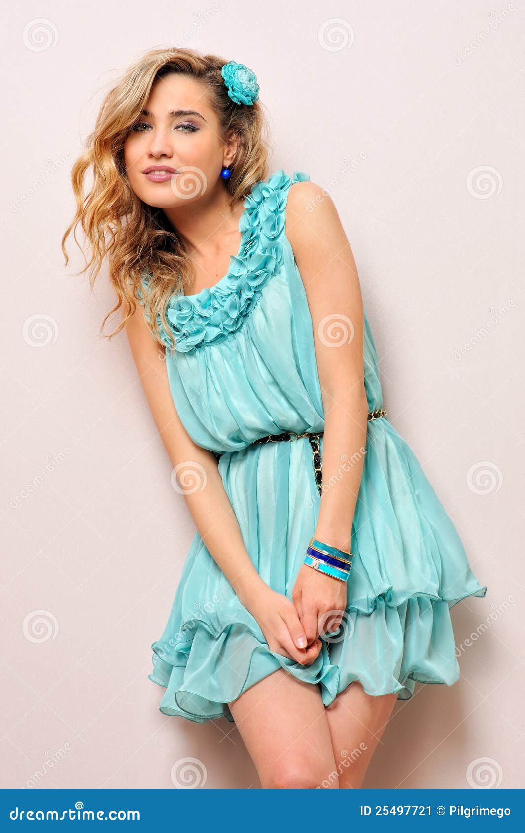 Belle Blonde Dans La Robe Bleue, Image stock - Image du beau, photo ...