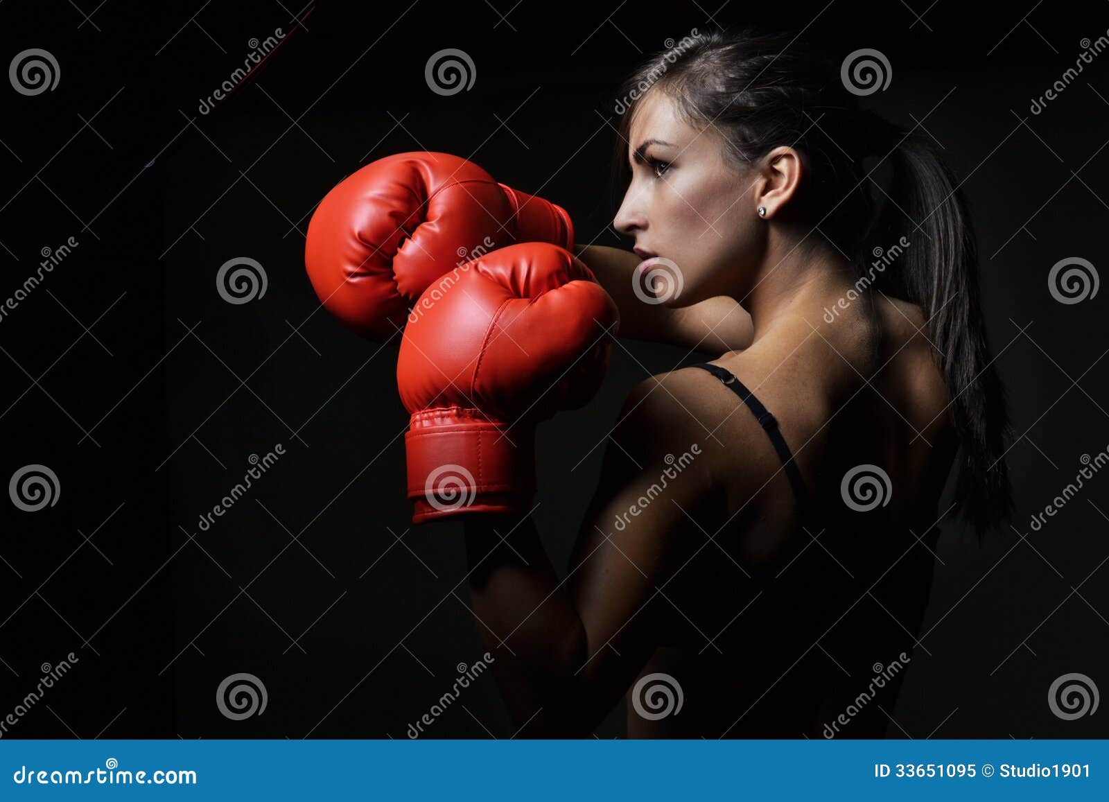 Belle boxe de femme image stock. Image du exercice, beau - 33651095