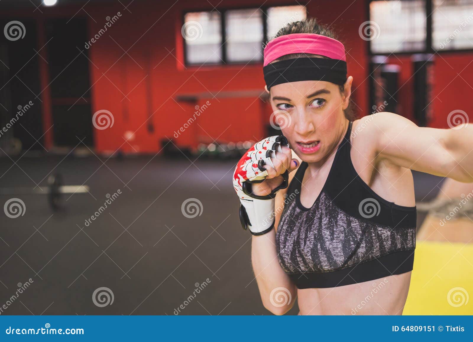 Belle Boxe De Fille Dans Le Gymnase Image stock - Image du beau ...