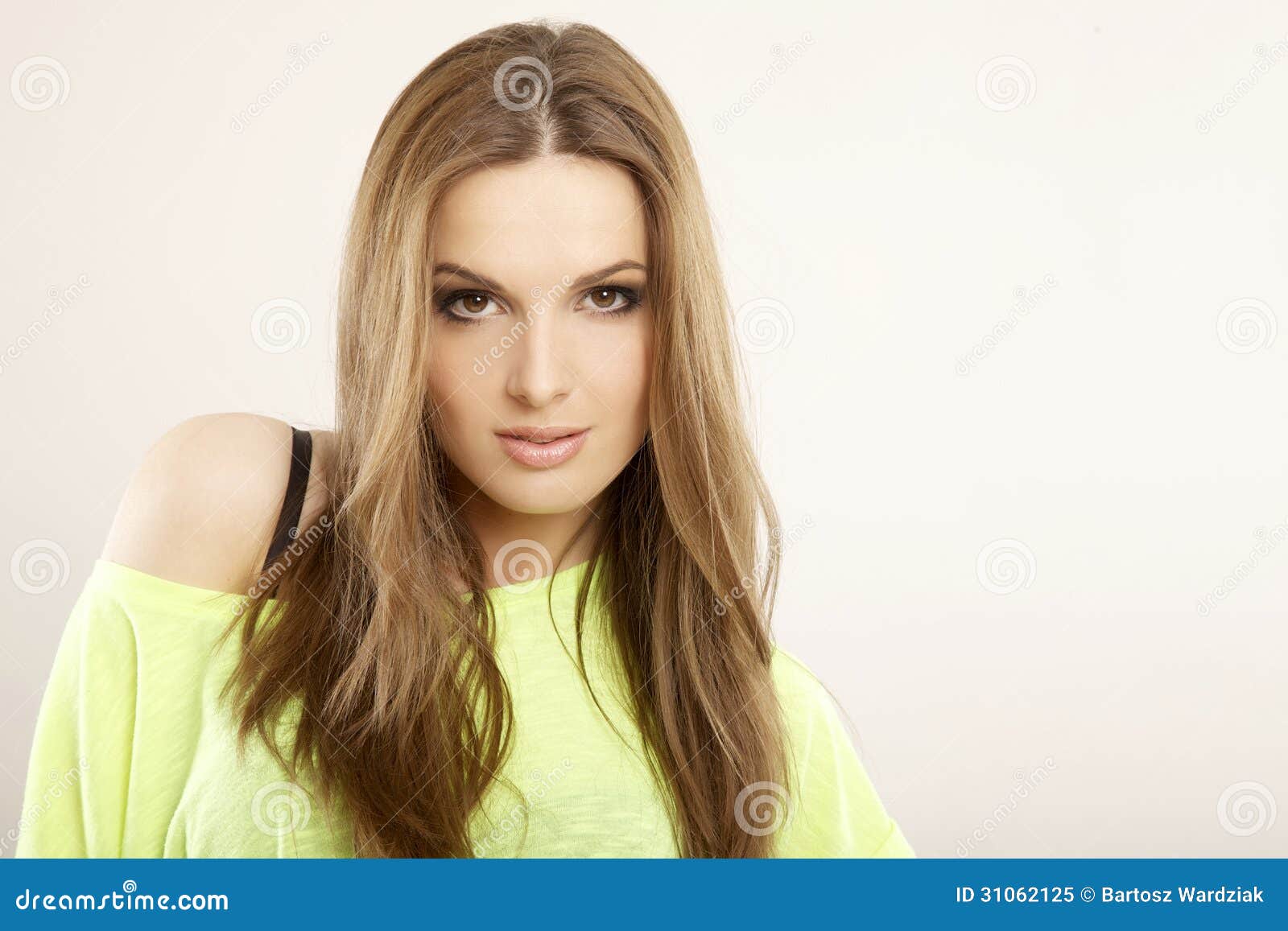 Belle brune de portrait image stock. Image du brun, femelle - 31062125