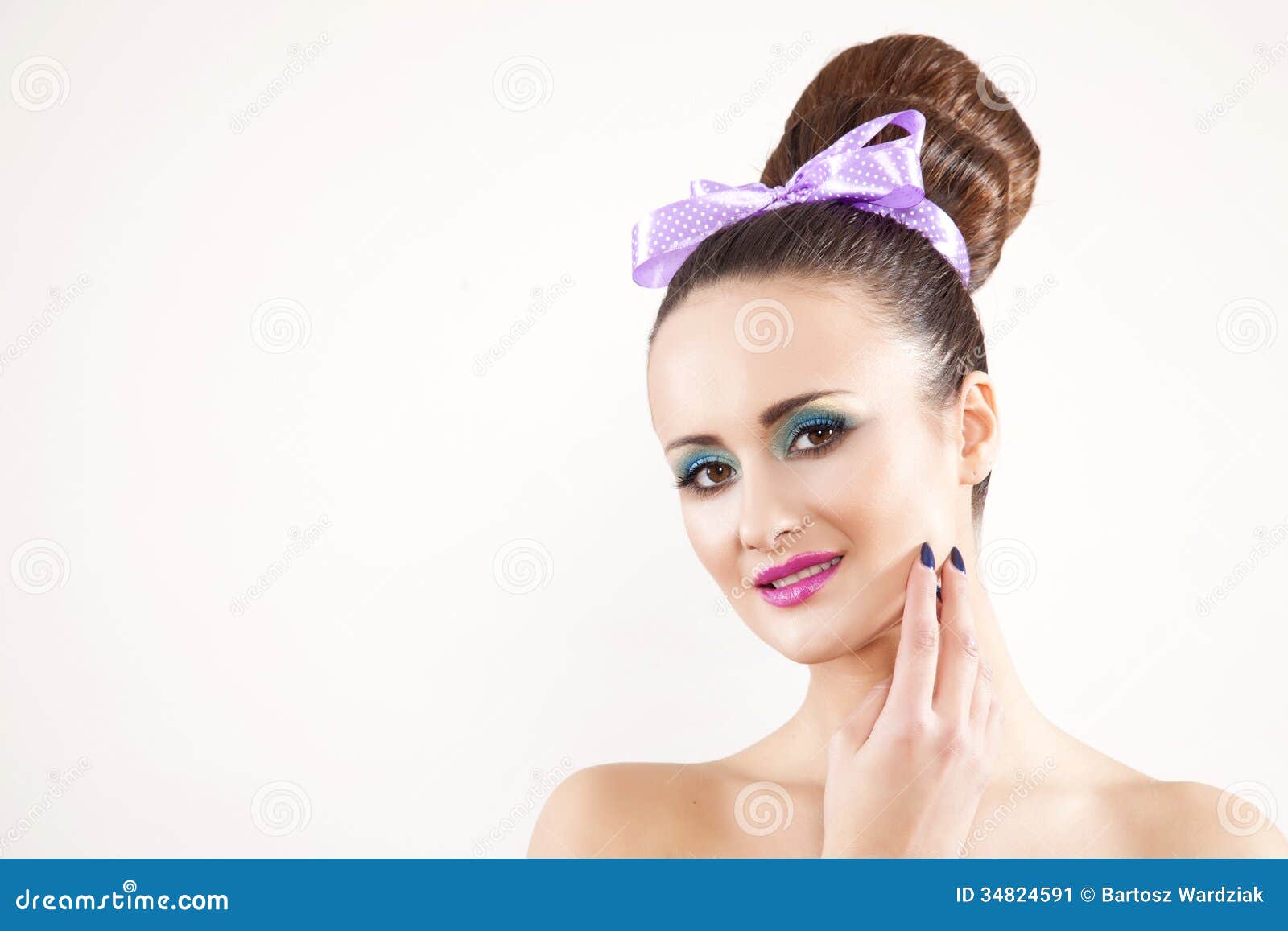 Belle brune de portrait image stock. Image du frais, brune - 34824591