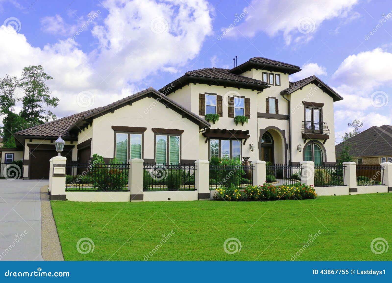 Belle case del sud immagine stock. Immagine di realtà - 43867755