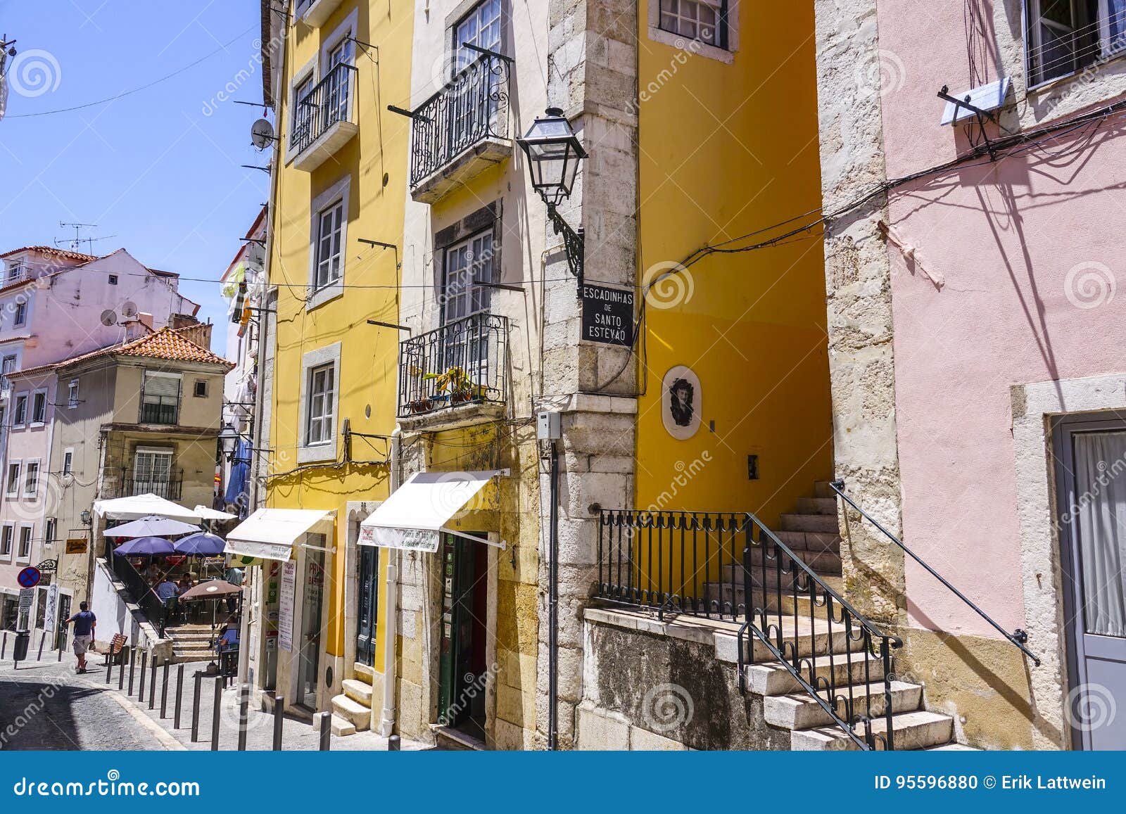 Belle case a Lisbona immagine editoriale. Immagine di città - 95596880