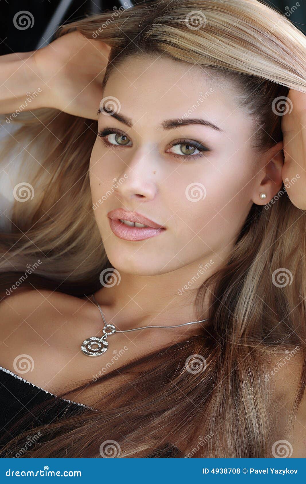 Belle coiffure photo stock. Image du fille, femelle, charme - 4938708