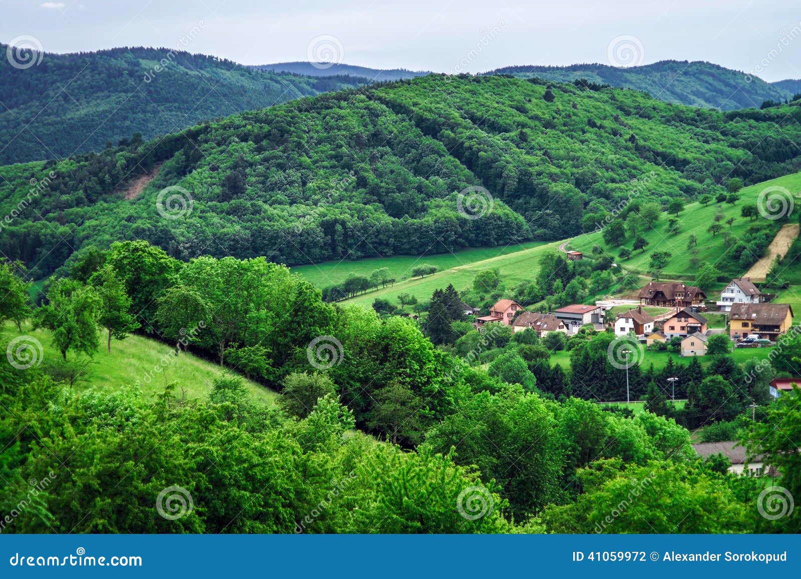 Belle Colline Verdi in Poco Villaggio Fotografia Stock - Immagine di ...