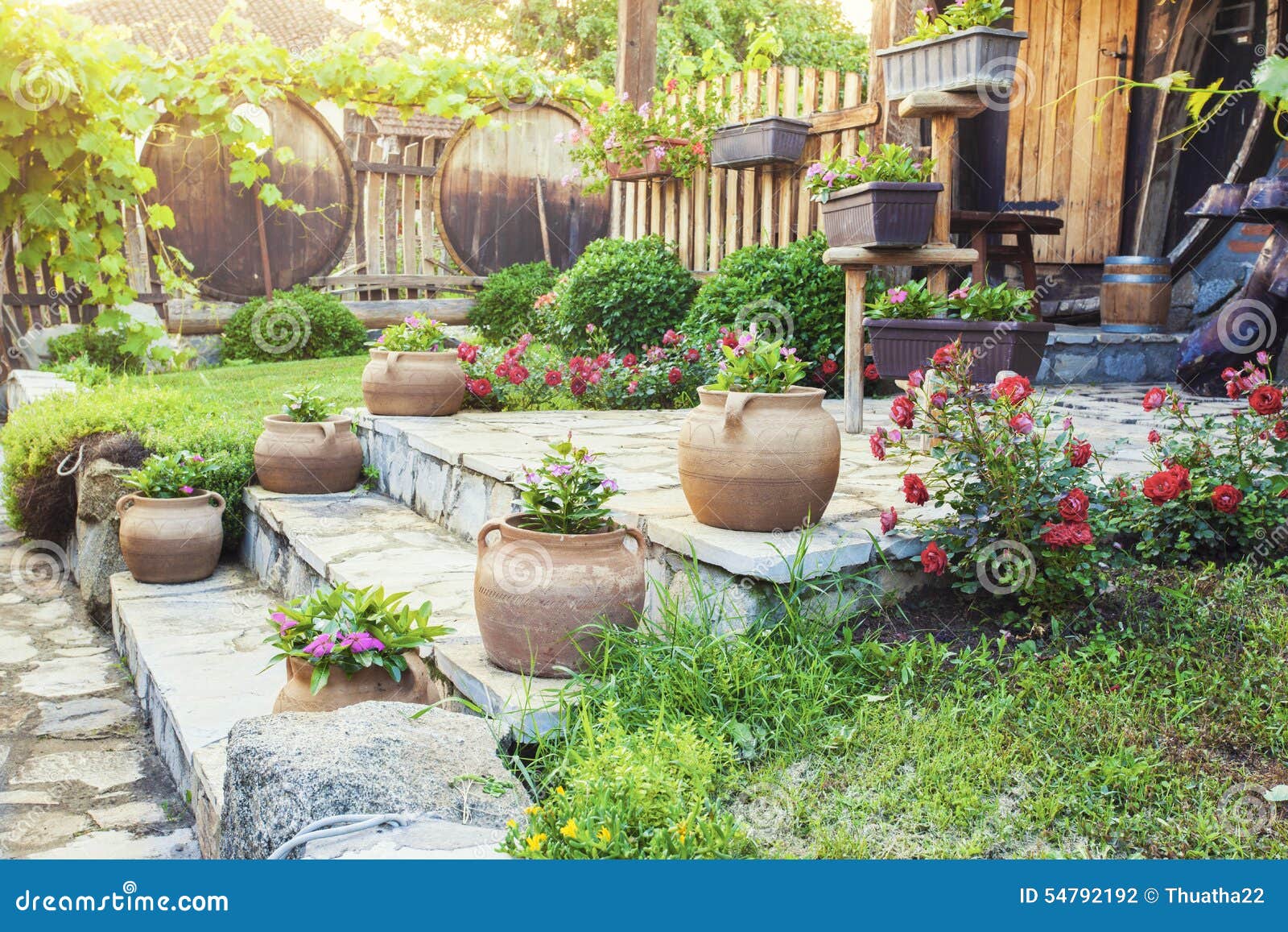 Belle Cour De Maison Avec Des Fleurs Photo stock - Image du cour ...
