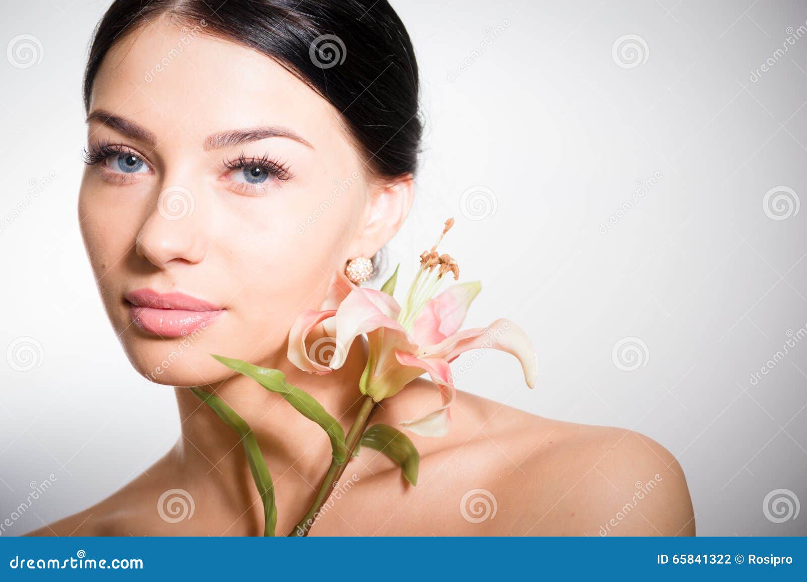 Belle Dame Avec Lilly La Fleur Peau Parfaite Photo stock - Image du ...