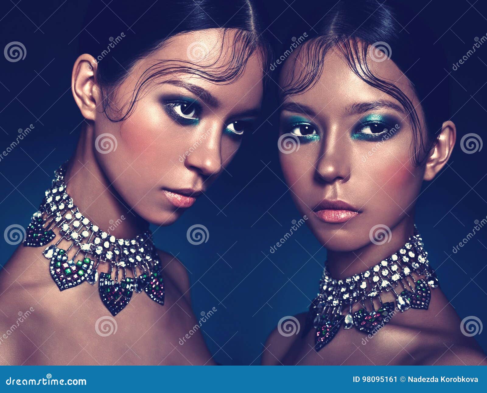 Belle due donne asiatiche immagine stock. Immagine di faccia - 98095161