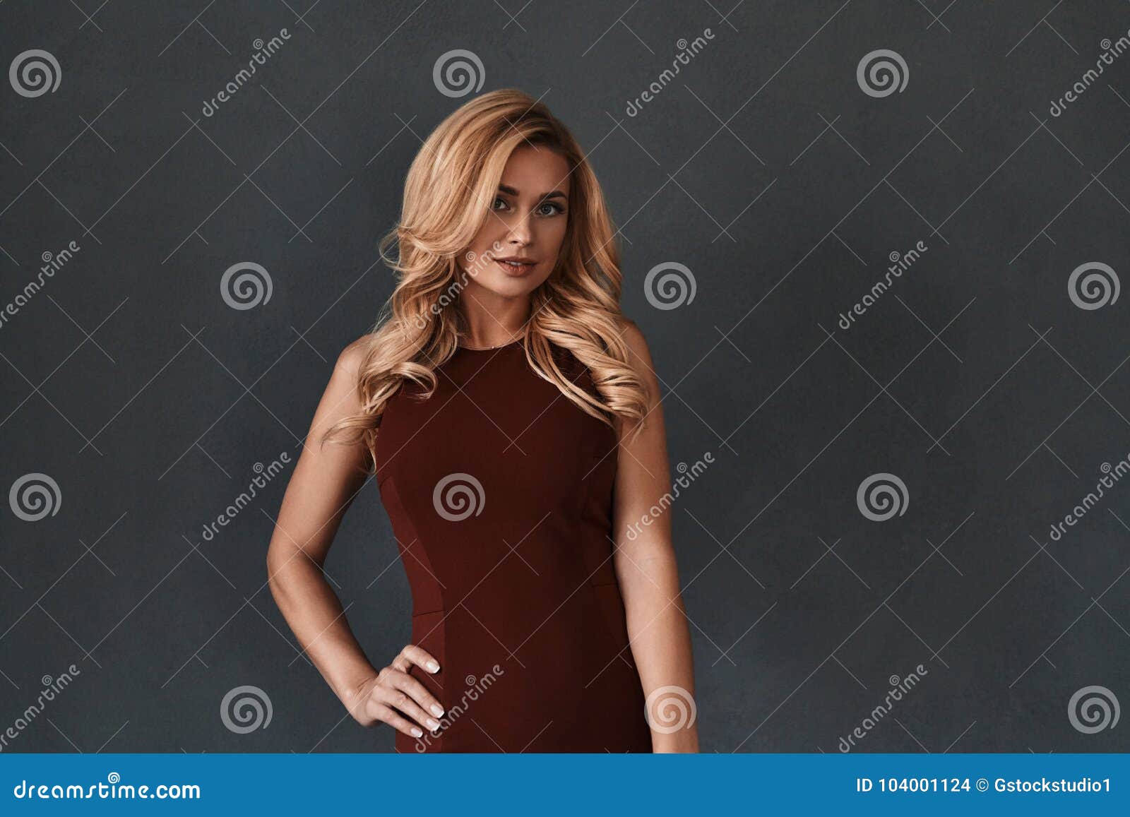 Belle femelle photo stock. Image du gens, bonheur, projectile - 104001124