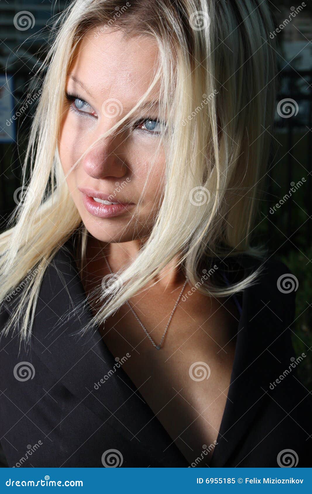 Belle femelle blonde image stock. Image du mode, femelle - 6955185