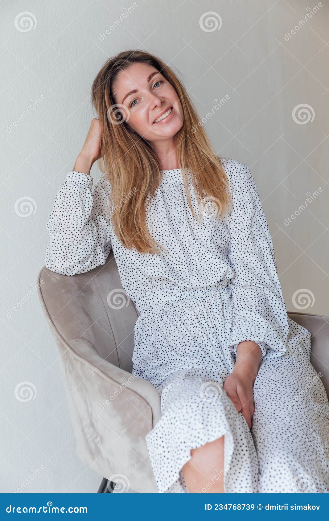 Belle Femme Assise Dans Une Chaise Grise Maison Portrait Image Stock