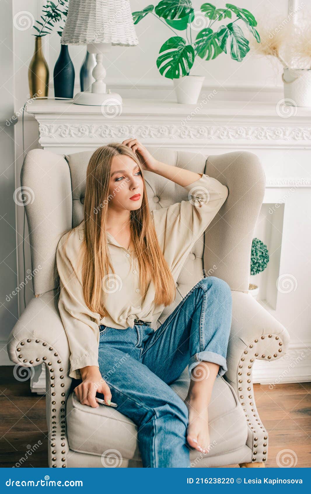 Belle Femme Assise Fille Dans Une Chaise La Blonde Sest Assise Sur