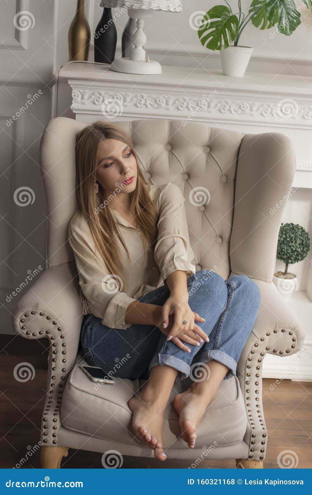 Belle Femme Assise Fille Sur Une Chaise Photo Stock Image Du Personne