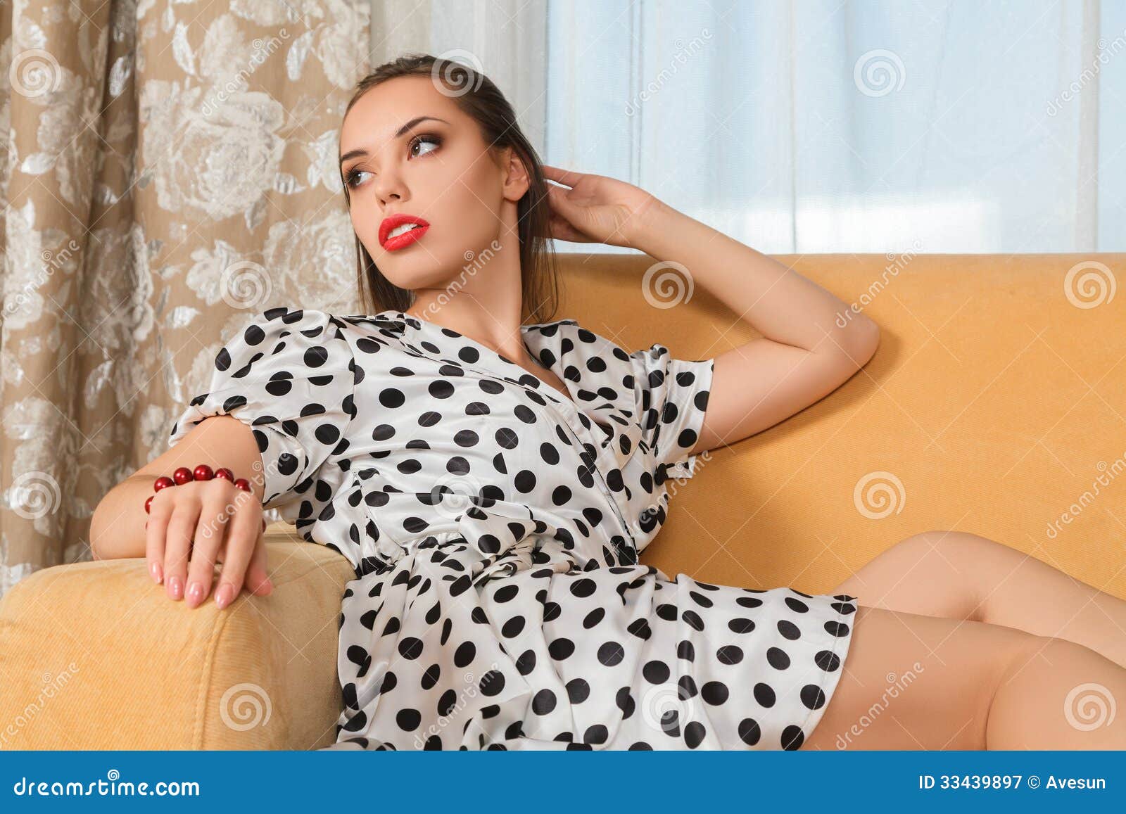 Belle Femme Assise Sur Un Sofa Image stock - Image du désir, caucasien ...