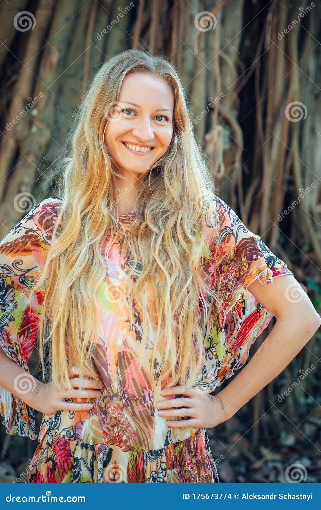Belle Femme Aux Cheveux Blonds Longs Pose Sur Le Fond Des Arbres