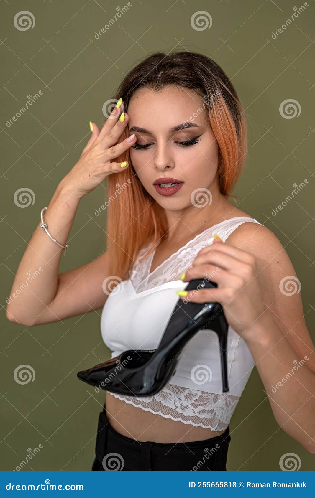Belle Femme Aux Cheveux Luxueux Dans Une Robe Classique Sur Un Fond Magnifique Photo Stock