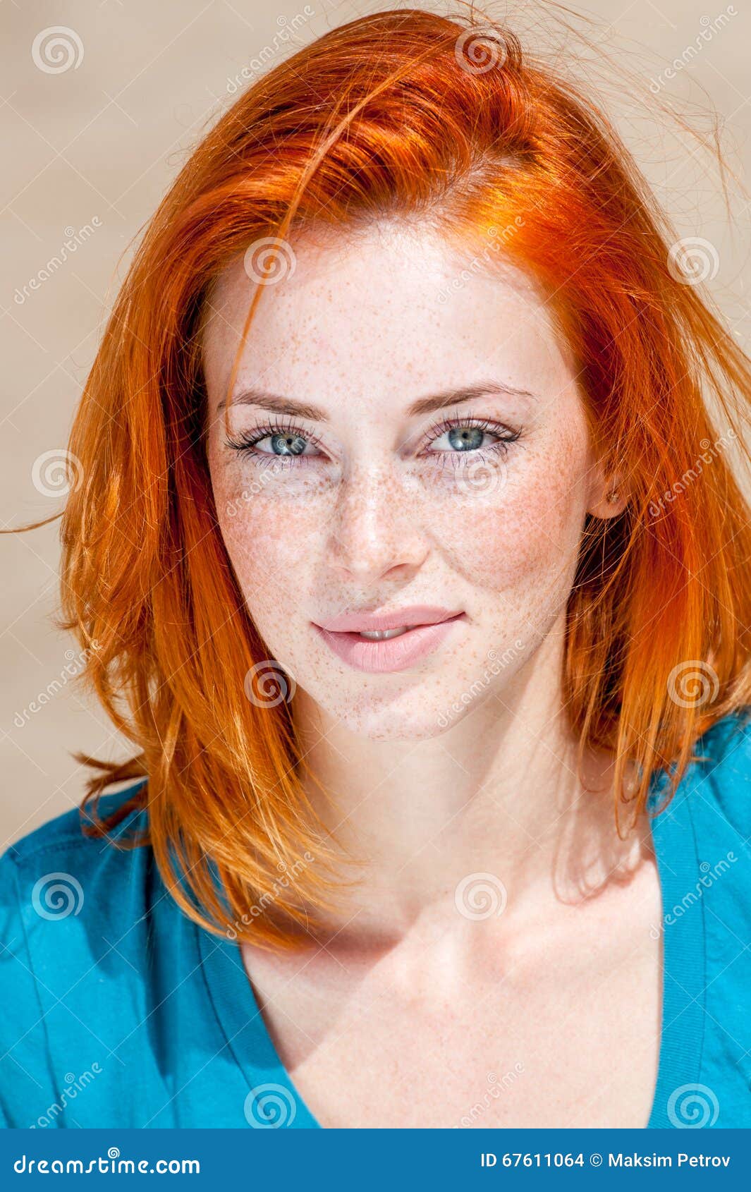 Belle Femme Aux Yeux Bleus Couverte De Taches De Rousseur Rousse Photo ... Belle Femme Aux Yeux Bleus Couverte De Taches De Rousseur Rousse Photo ...