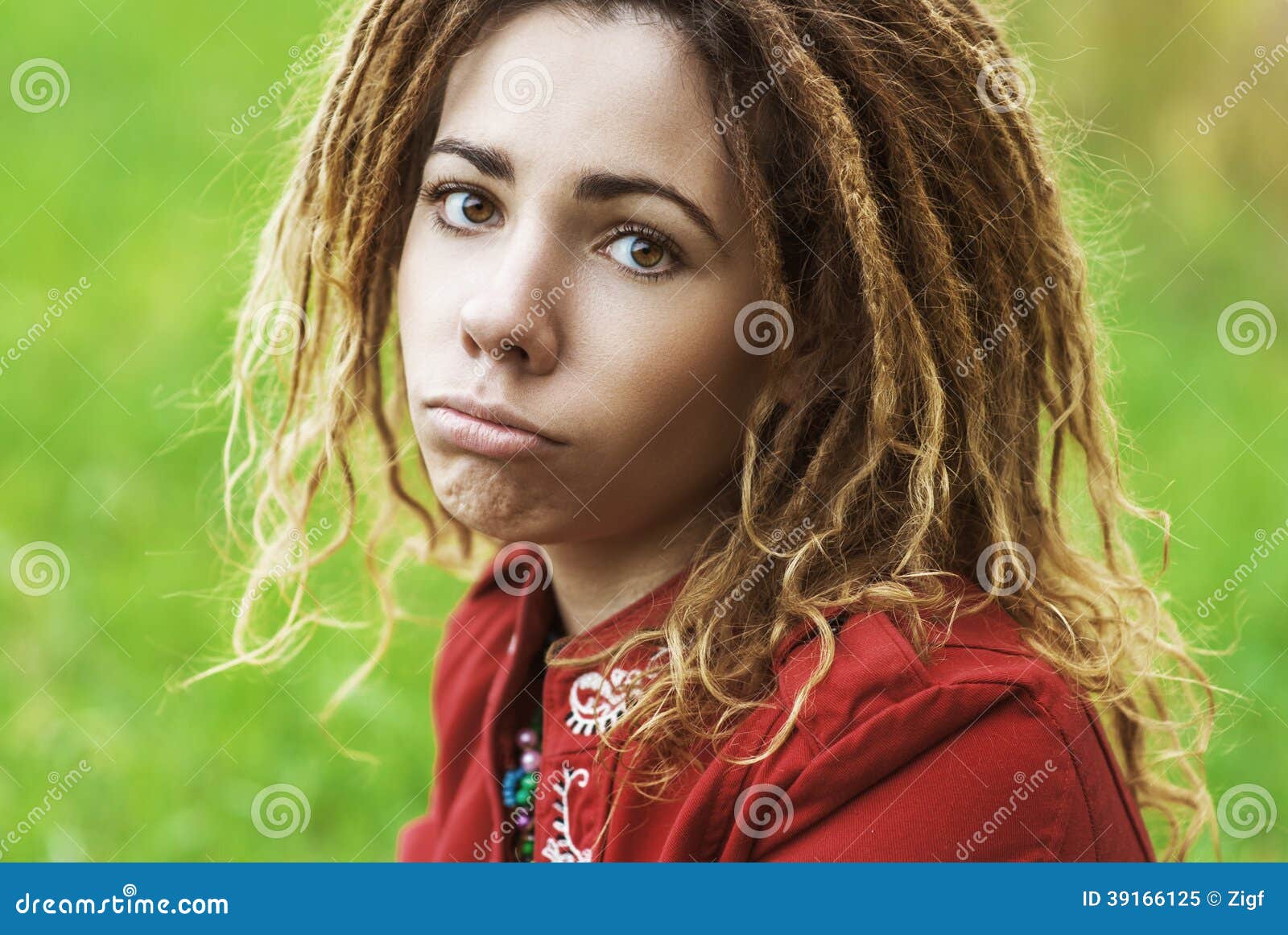 Belle Femme Avec Des Dreadlocks Image stock - Image du humain, coiffure ...