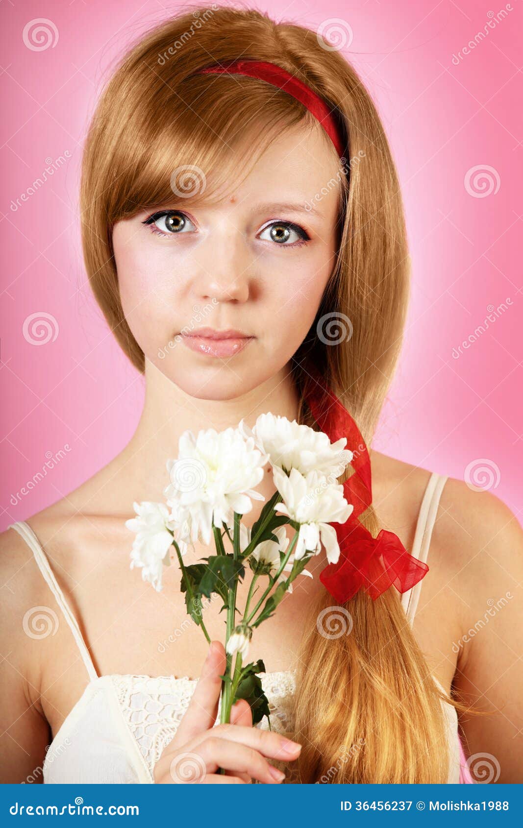 Belle Femme Avec Des Fleurs Sur Le Fond Rose Image Stock Image Du