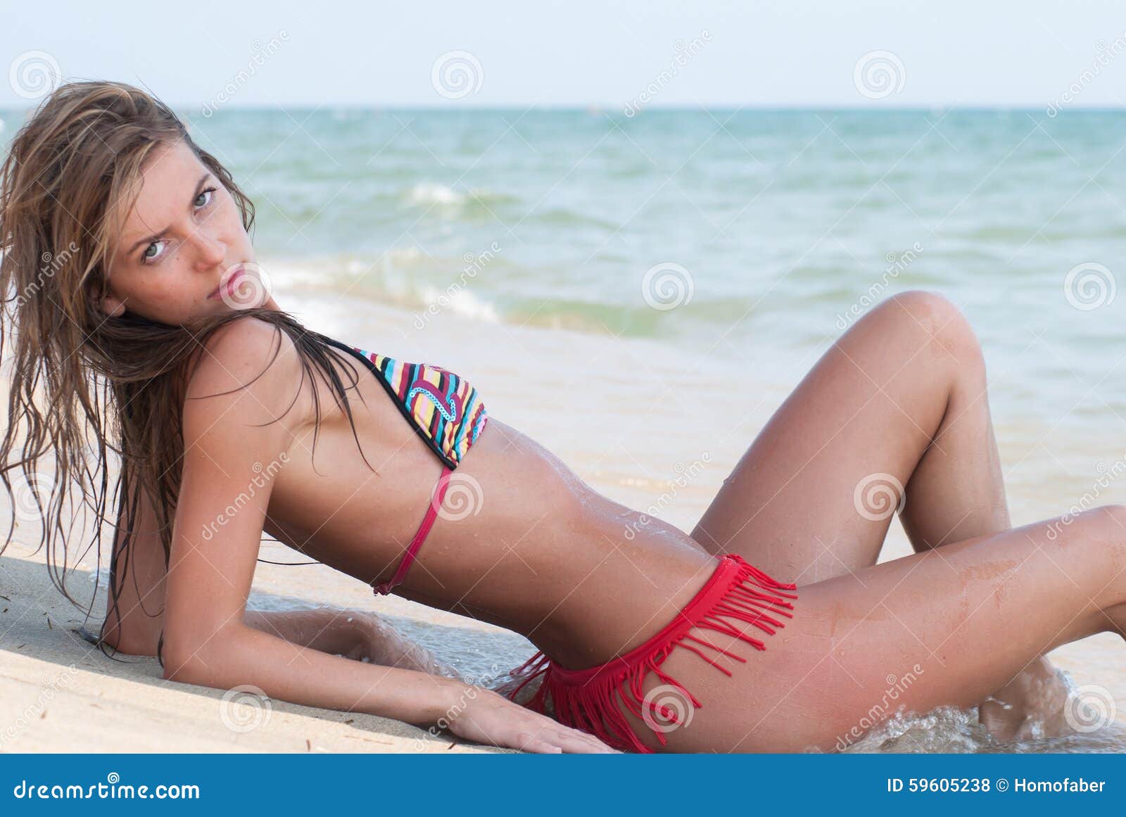 Belle Femme Avec Le Bikini à La Plage Photo Stock Image Du Longtemps