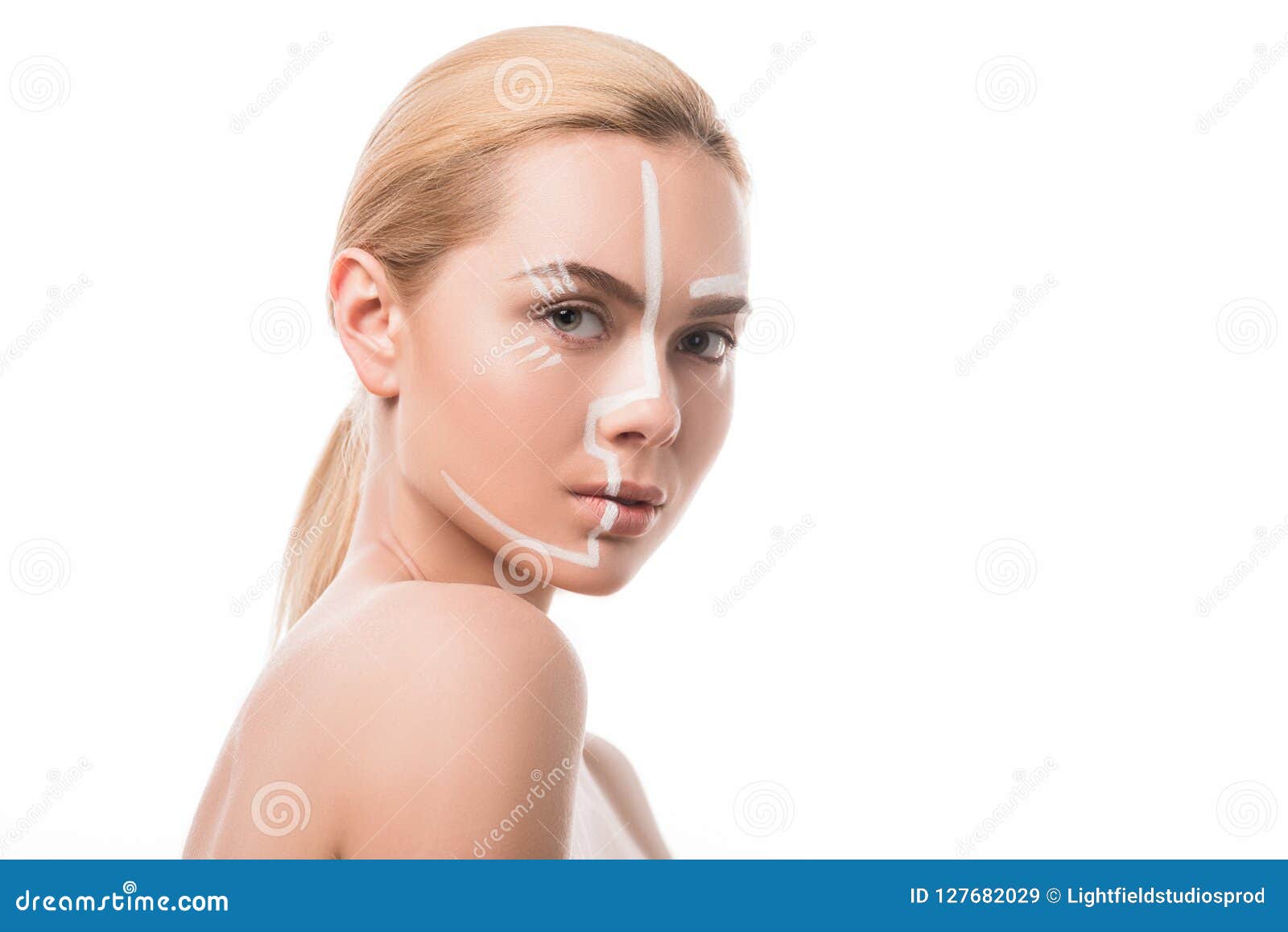 Belle Femme Avec Les Lignes Blanches Sur Le Visage Image Stock Image