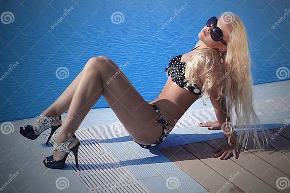 Belle Femme Blonde Dans Des Lunettes De Soleil Fille Dans Le Bikini