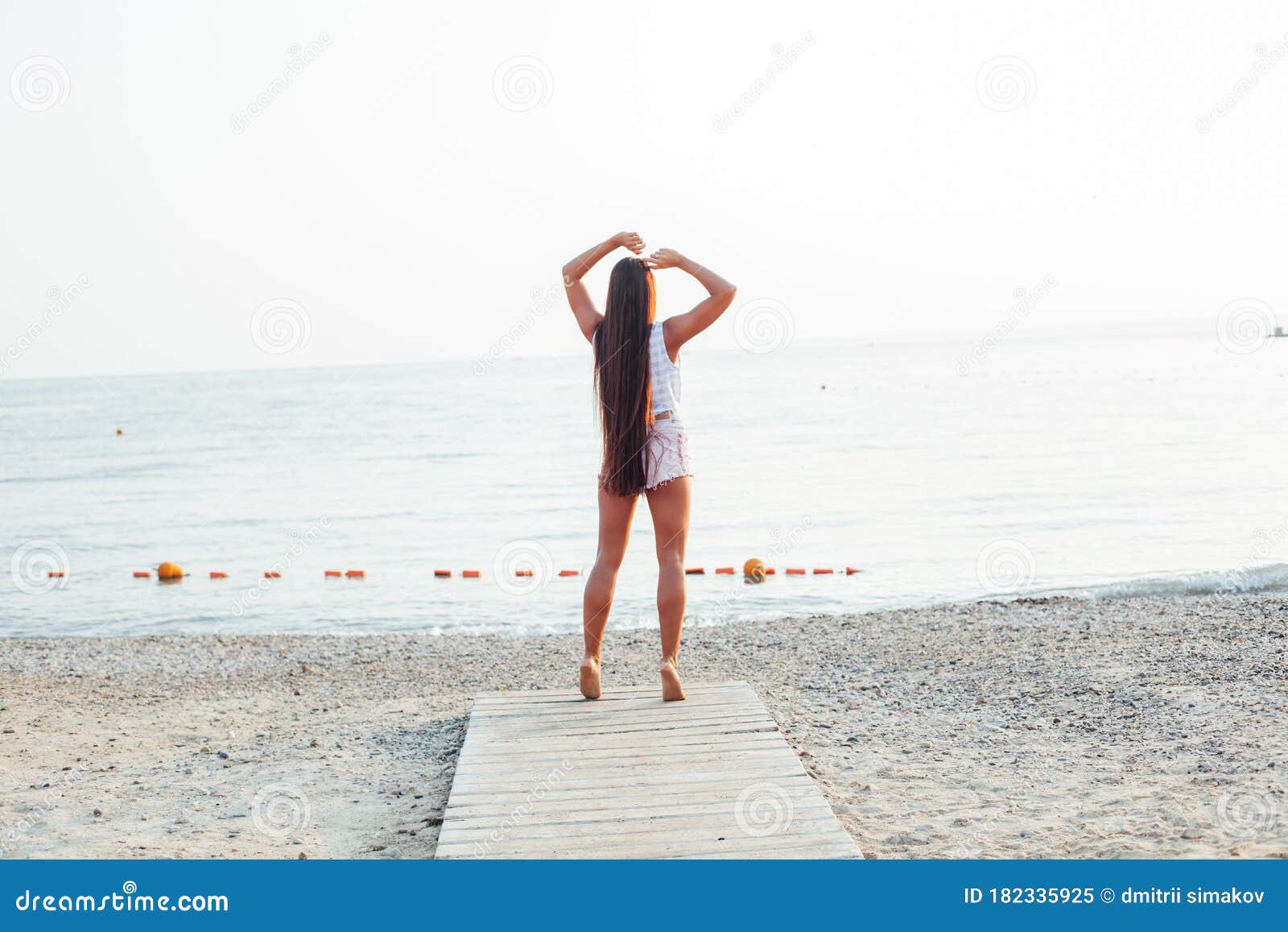Belle Femme Bronzée Sur La Plage Par La Mer Image Stock Image Du