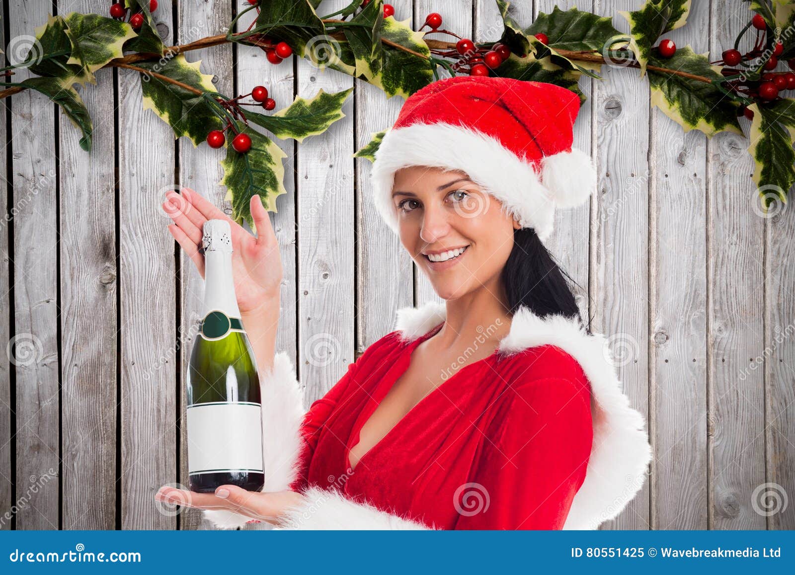 Belle Femme Dans Le Chapeau De Santa Tenant La Bouteille De Champagne