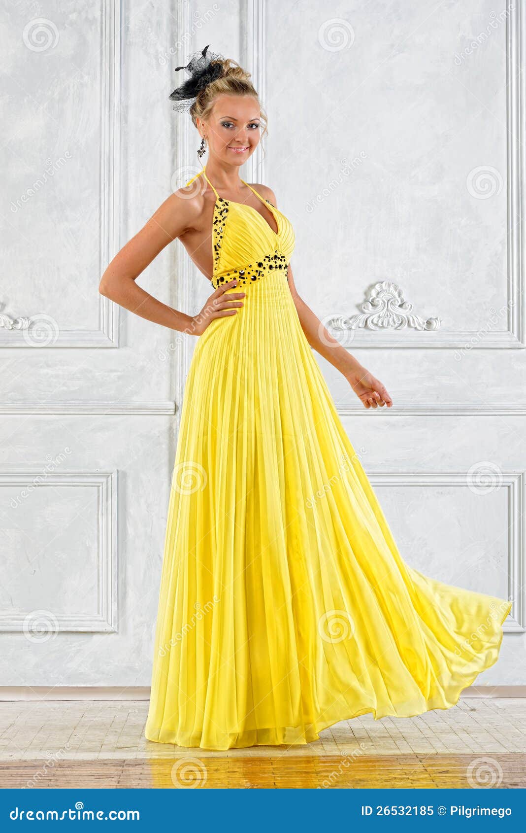 Belle Femme Dans Une Longue Robe Jaune Image Stock Image Du étude