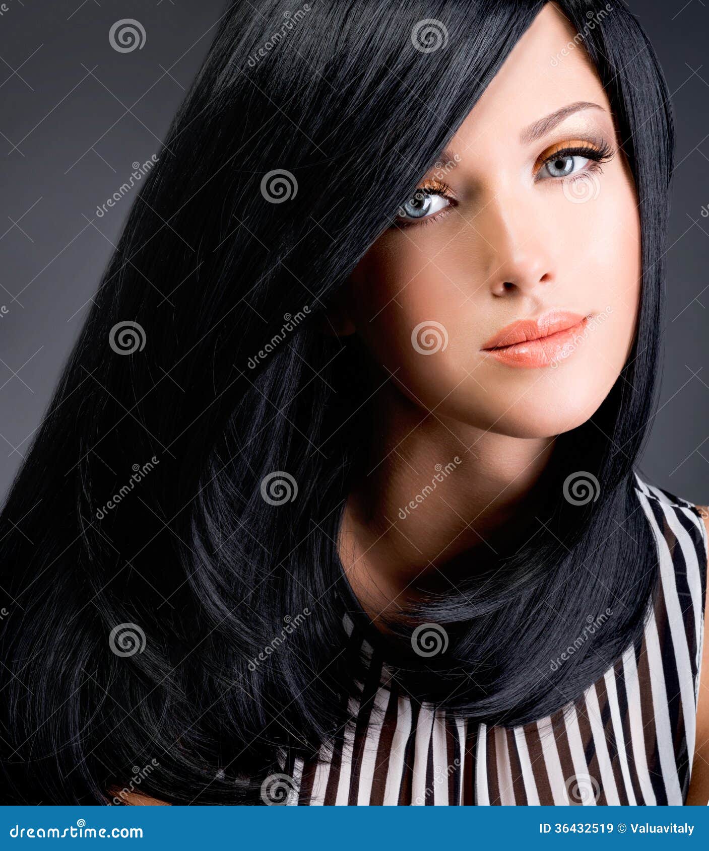 Belle Femme De Brune Avec De Longs Cheveux Droits Noirs Image stock ... Belle Femme De Brune Avec De Longs Cheveux Droits Noirs Image stock ...