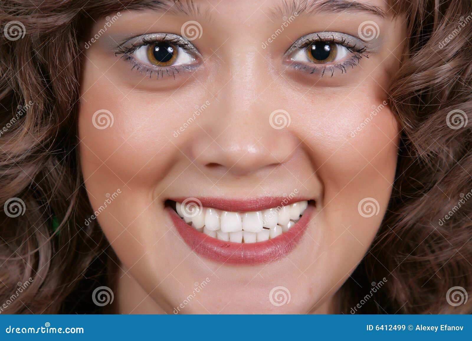 Belle femme de sourire image stock. Image du soin, adulte - 6412499