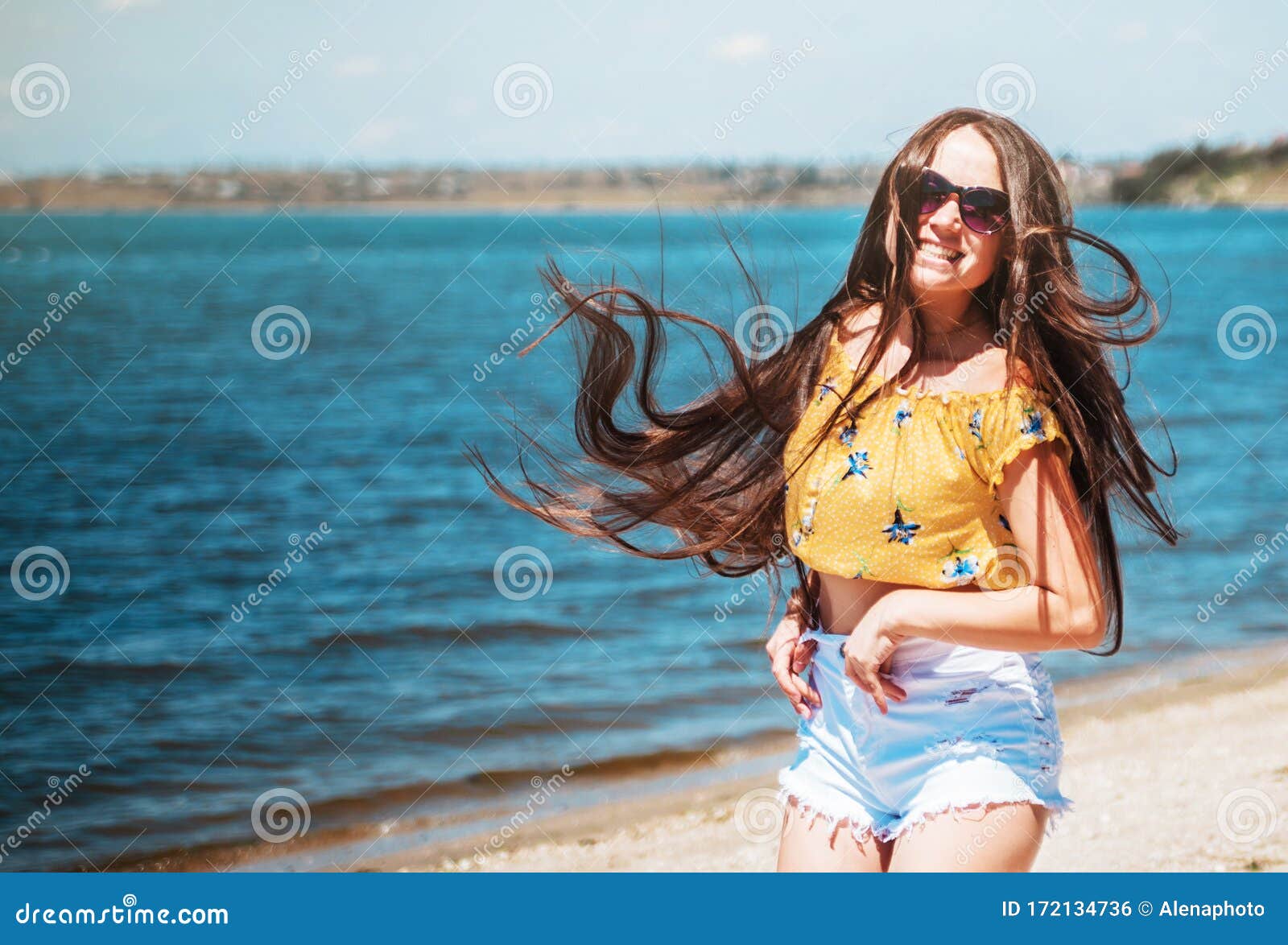 Belle Femme Du Caucase Avec De Longs Cheveux Posé Sur La Plage Photo