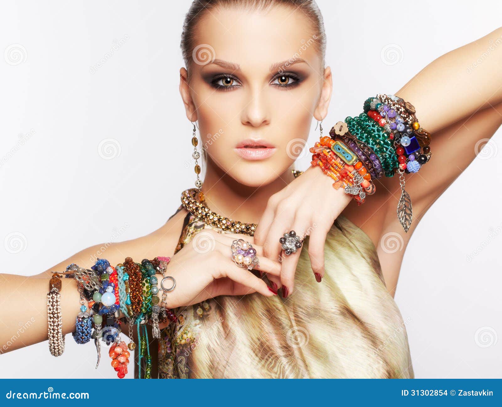 Belle femme en bijoux photo stock. Image du accessoires - 31302854