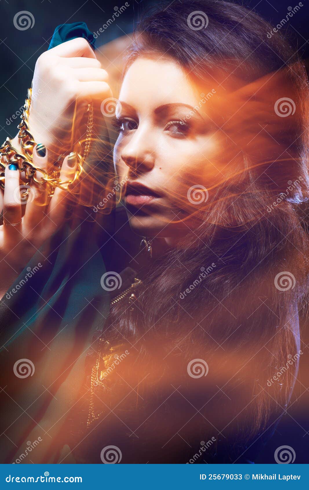 Belle femme gitane image stock. Image du bijou, lumière - 25679033