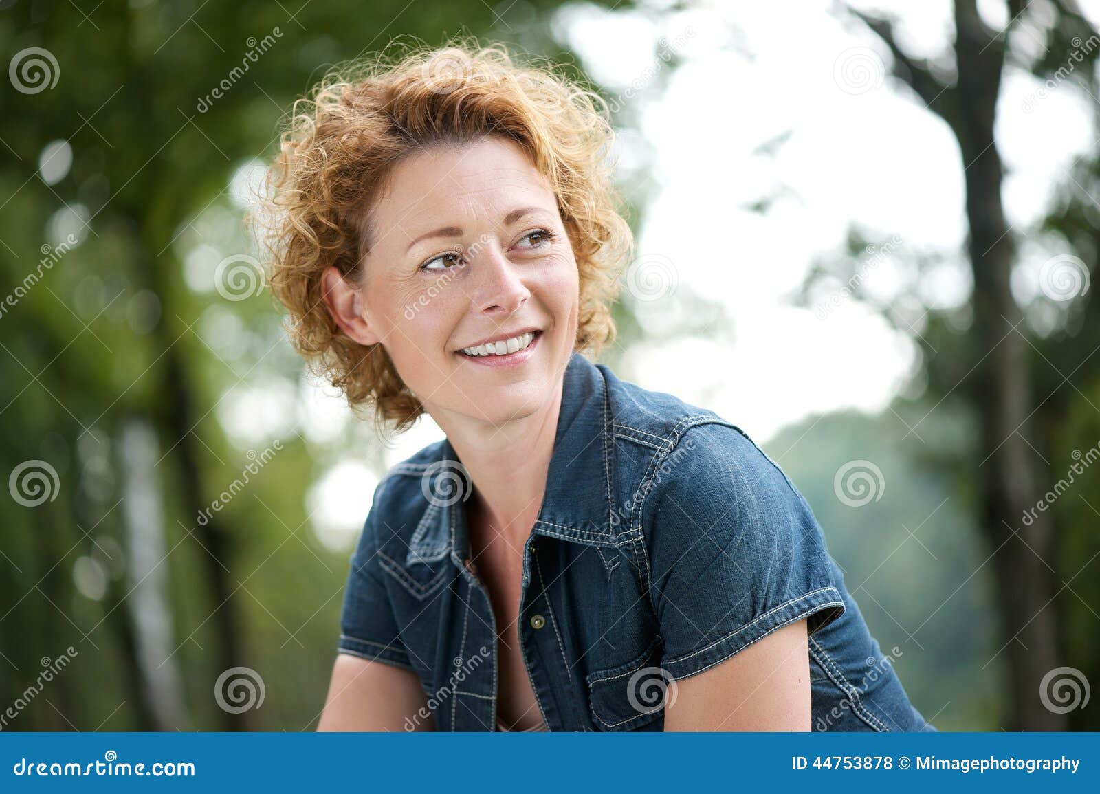 Belle Femme Mûre Souriant Et Regardant Loin Photo stock - Image du loin ... Belle Femme Mûre Souriant Et Regardant Loin Photo stock - Image du loin ...