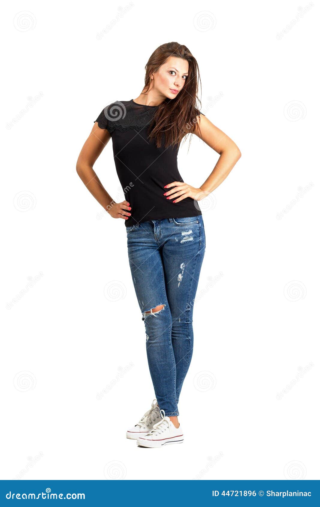 Belle Femme Occasionnelle Avec Des Bras Sur Sa Pose Sur Les Hanches De