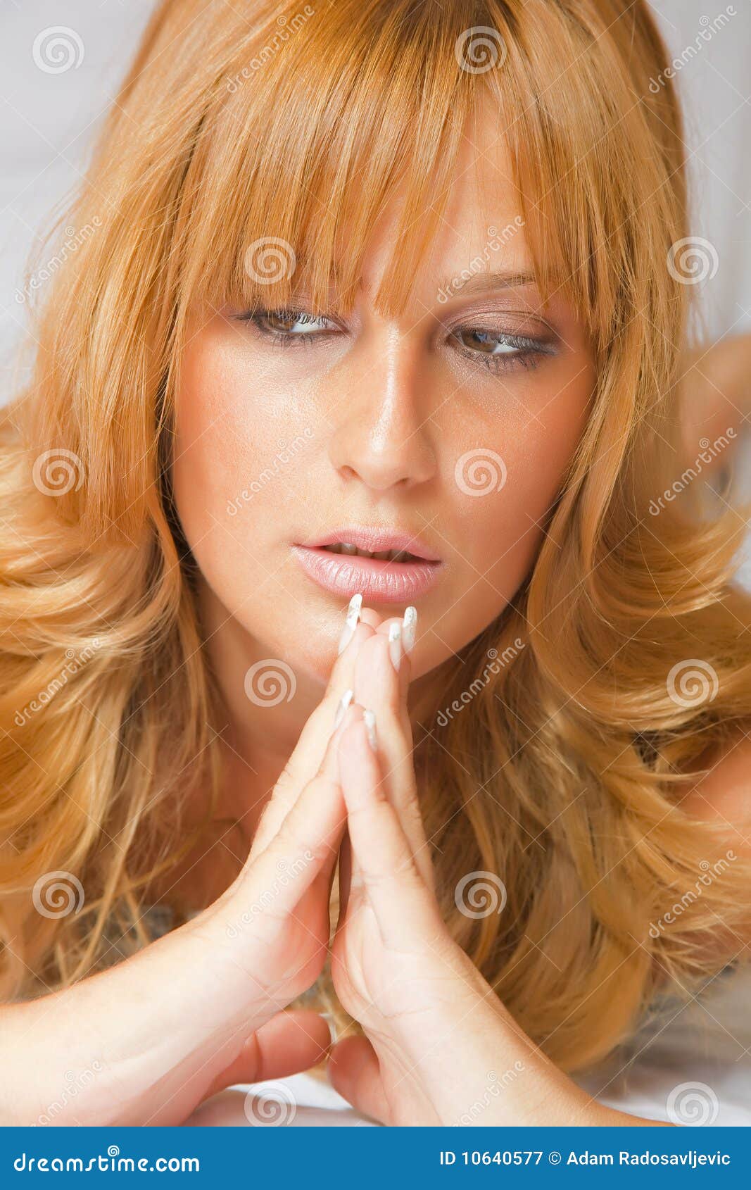 Belle femme rousse image stock. Image du sourire, beauté - 10640577