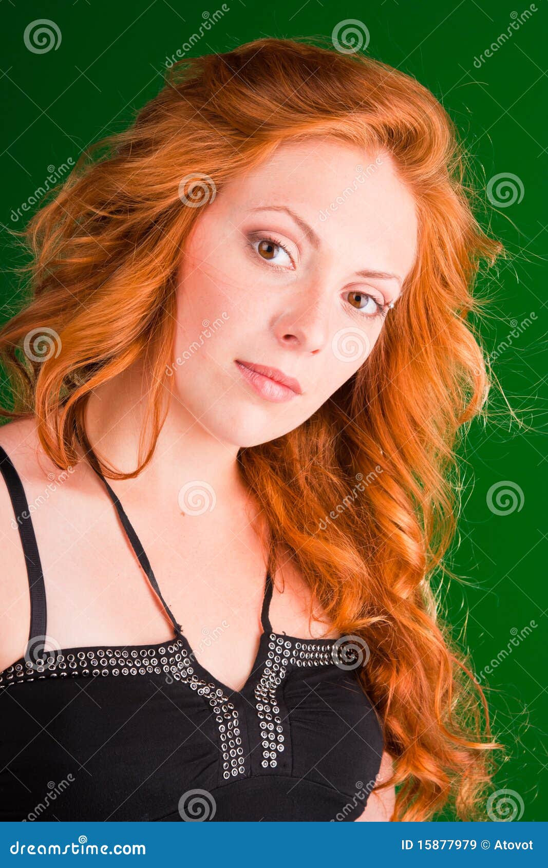 Belle femme rousse image stock. Image du longtemps, mode - 15877979