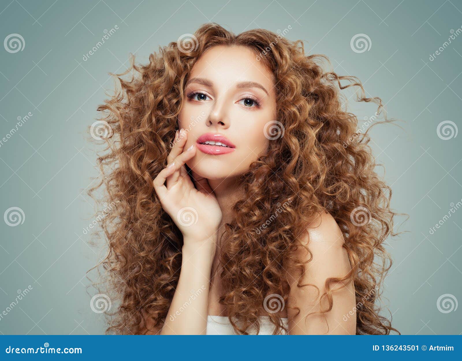Belle Femme Rousse Sexy Avec De Longs Cheveux Onduleux Sains Et Peau